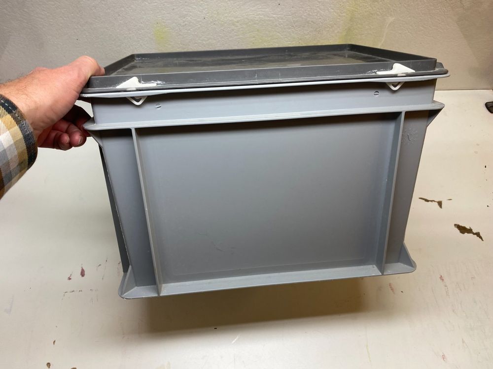 Stabile Kunststoffbox mit Deckel 40x30x28 cm (Gebraucht) in für CHF 7 ...