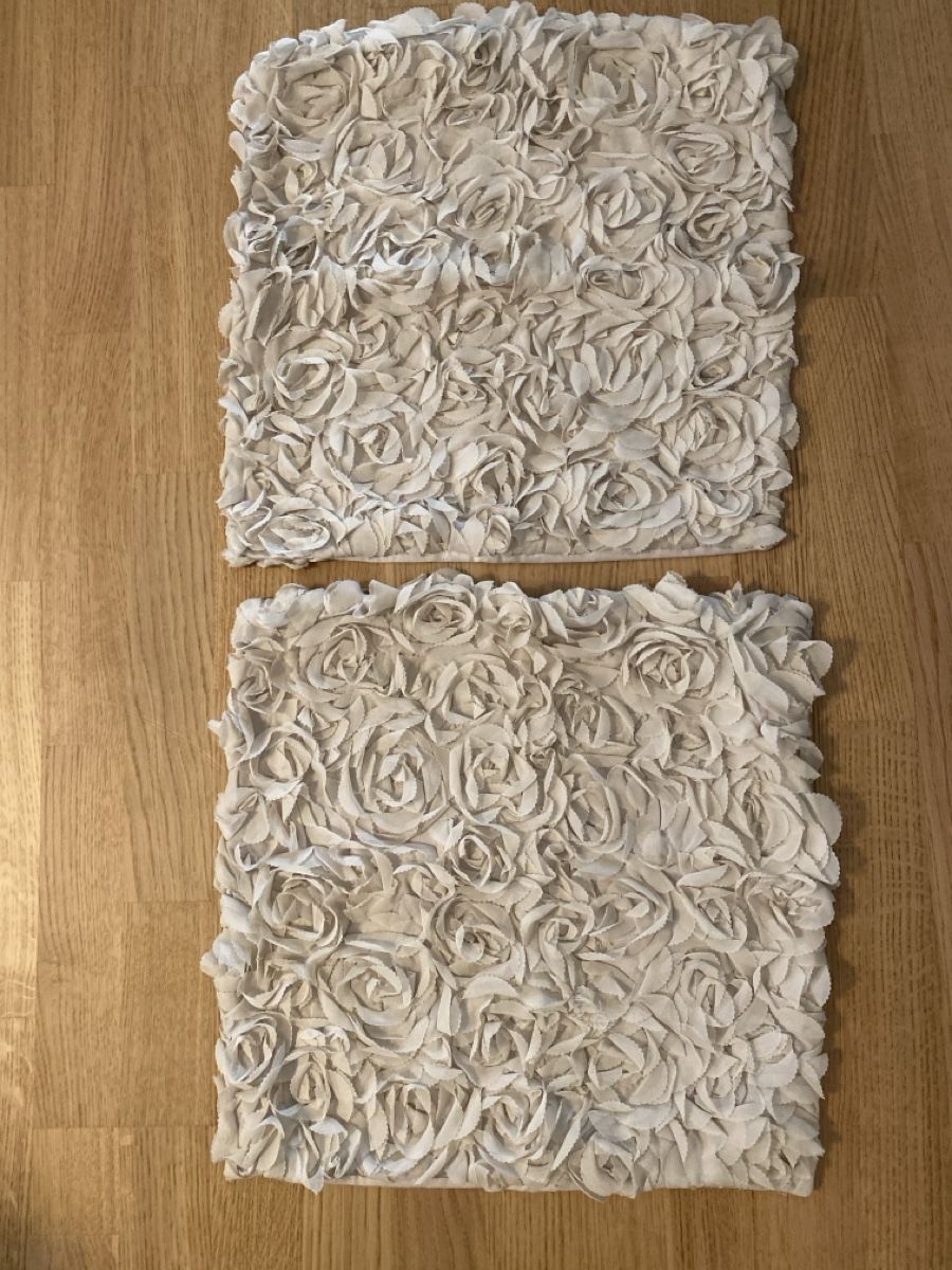 2 Kissenbezüge Weiss/Beige mit Rüschen/Rosen Sommer (Gebraucht) in ...