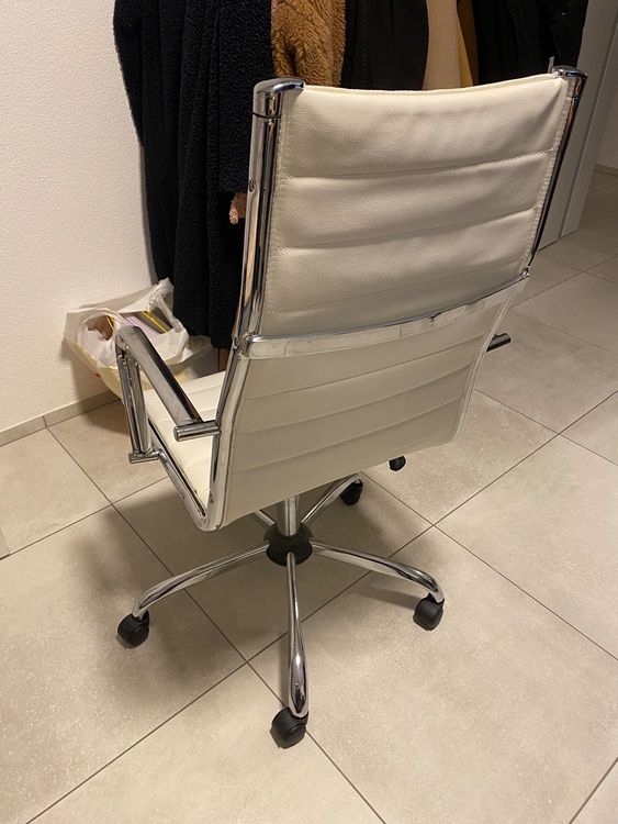 Schöner weisser Bürostuhl aus Leder (Gebraucht) in Mettmenstetten für CHF 50 – nur Abholung auf ...