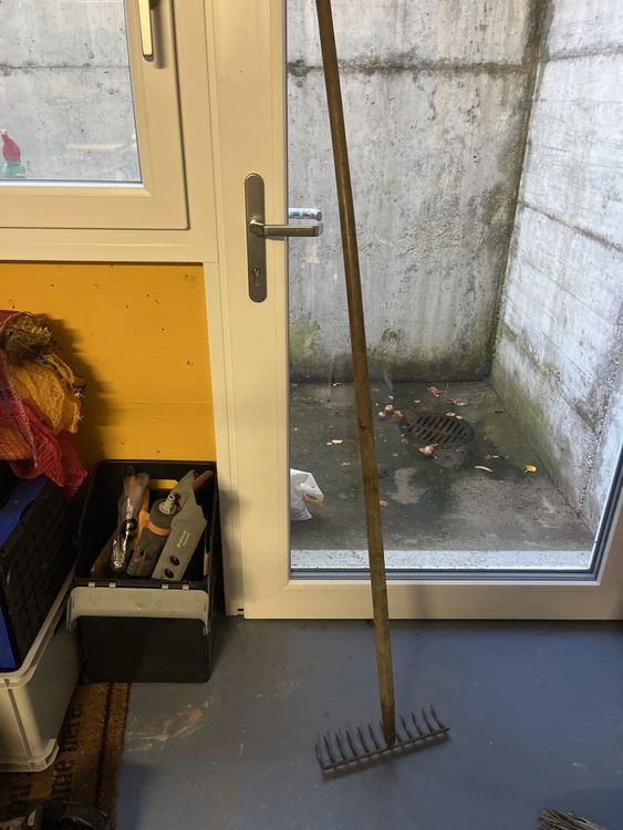 Rechen mit langem stil, massiv (Gebraucht) in Aesch BL für CHF 10 – nur ...
