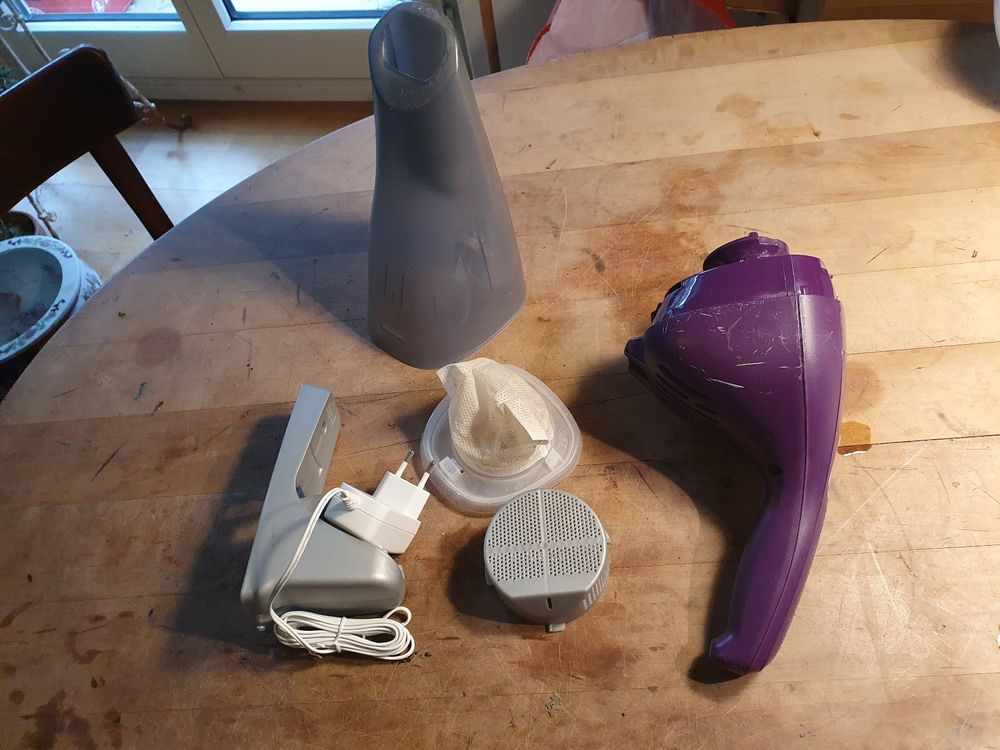 Dustbuster Black & Decker 5.4Wh cordless Lithium 3.6V | Kaufen auf Ricardo