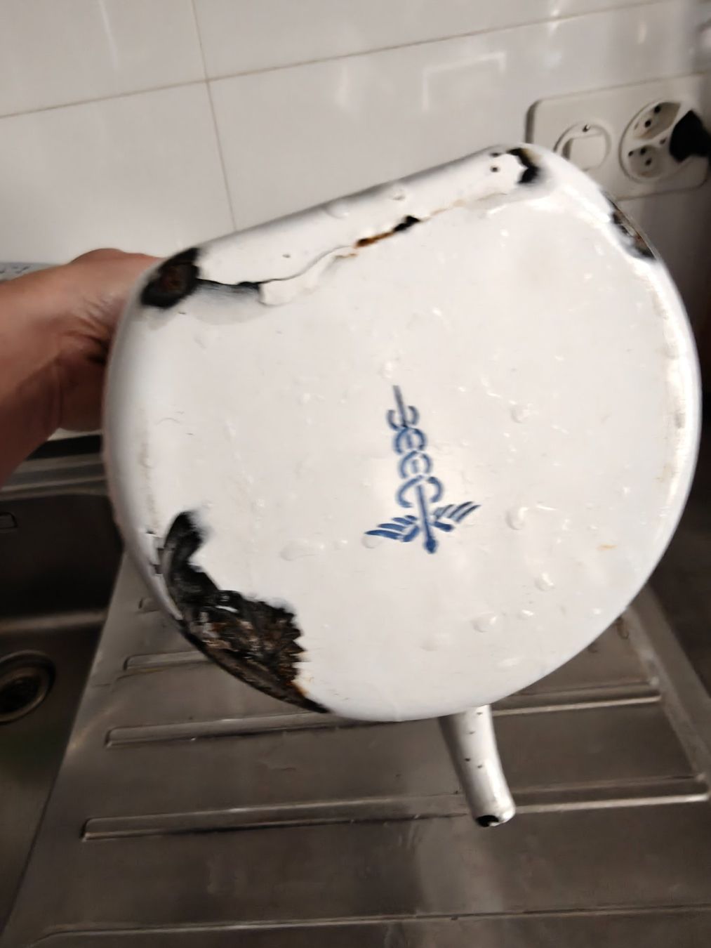 Vintage enamelware blue white irrigator pot wall hook handle (Gebraucht ...