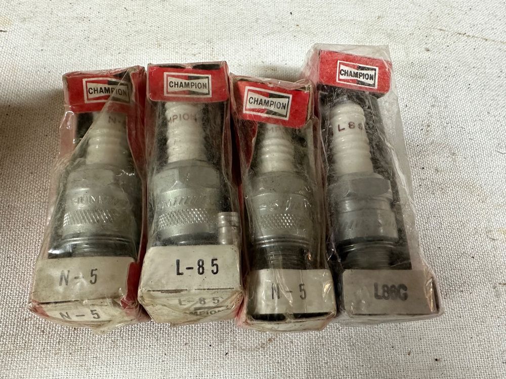 M186 Champion Zündkerzen 4 Stk (Gebraucht) in Wolfwil für CHF 3 – nur Abholung auf Ricardo kaufen