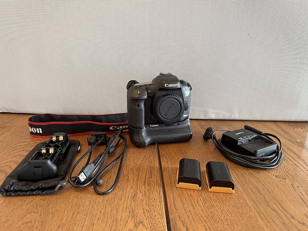 Canon EOS 7D Mark II mit Batteriegriff (Gebraucht) in Nänikon für CHF ...