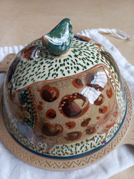 Wunderschöne, handgemachte Keramik-Käseglocke mit Holzbrett | Kaufen ...