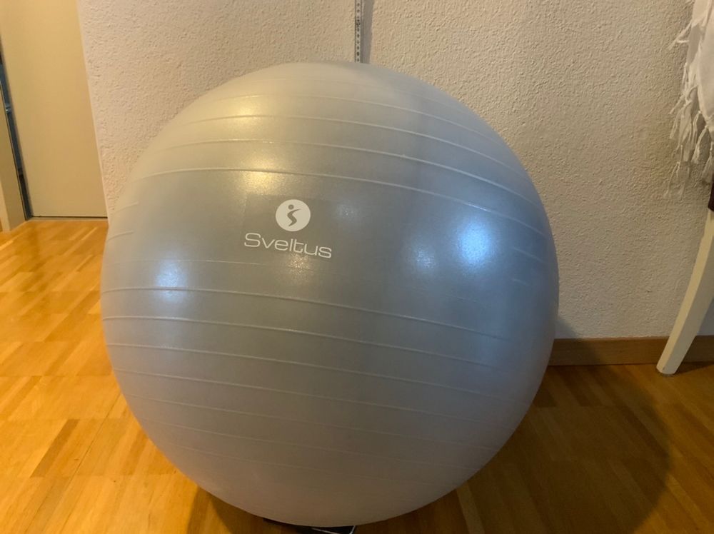 Gymnastikball / Sitzball ca 65 cm, silbrig (Gebraucht) in Seuzach für ...