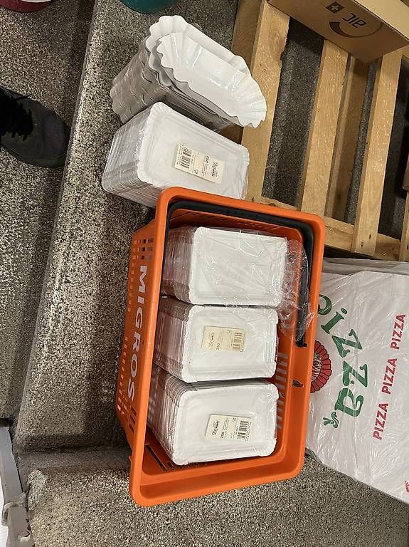 pappe karton für imbiss take away pommes (Gebraucht) in Wettingen für CHF 15 – nur Abholung auf ...