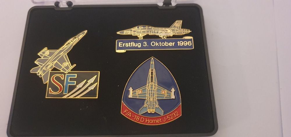 F18 Schweizer Luftwaffe Pin Set Erstflug 1996 266/300 (Gebraucht) in ...
