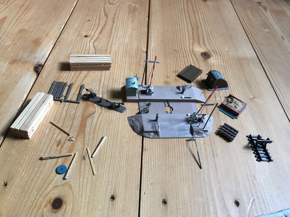 verschiedene modelleisenbahartikel, u.a. eine barriere (Gebraucht) in ...