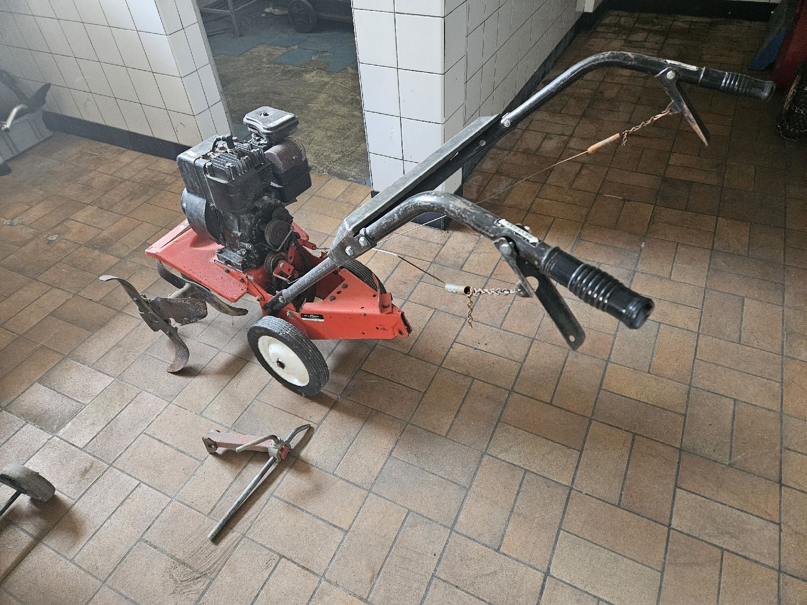 Gebrauchte Motorhacke / Gartenfräse - Ariens RT424 Frühling (Defekt) in ...