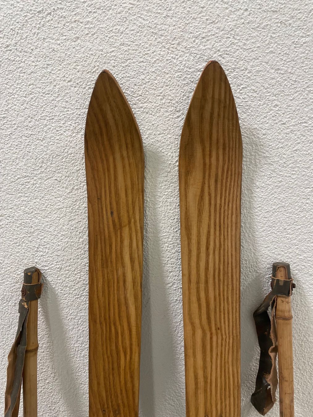 Ski (K 15), Holzski von ca. 1960 in top Zustand mit Stöcken (Gebraucht ...