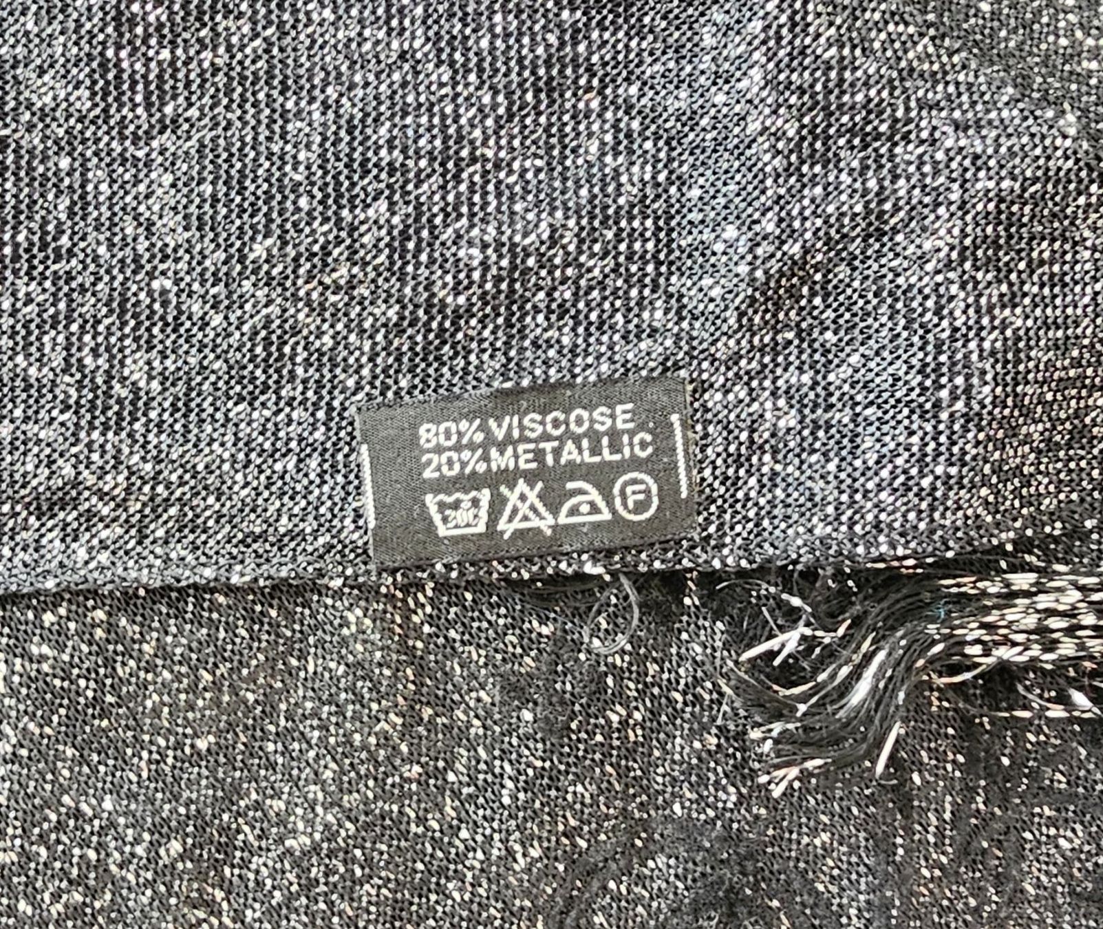 Foulard triangle noire/argenté 90 x 90 x 130 (Neuf avec emballage d ...