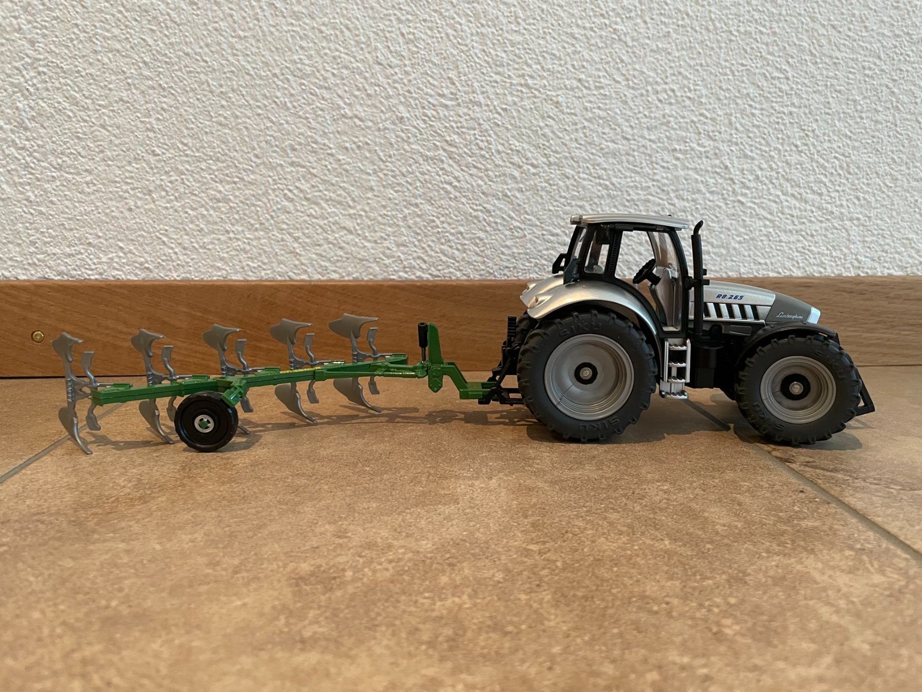 SIKU Lamborghini R8.265 mit Gassner Pflug (Neu und originalverpackt) in ...