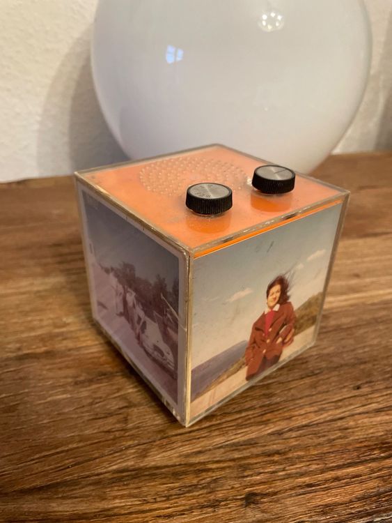 1970s Cube Radio Transistor and Photo Display (Defekt) in Genève für ...