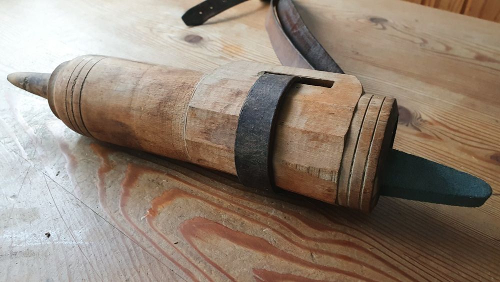 antiker Köcher aus Holz, mit Sensen-Wetzstein/Schleifstein (Gebraucht ...