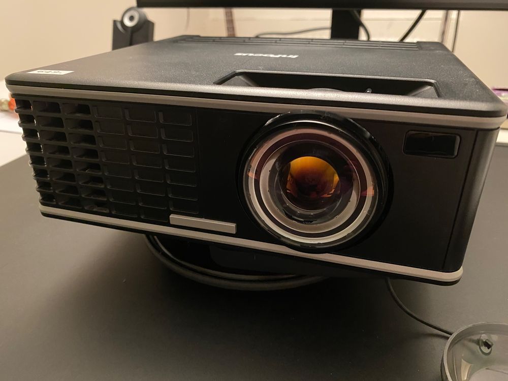 Beamer inklusive Deckenbefestigung und Ersatzlampe (Defekt) in ...