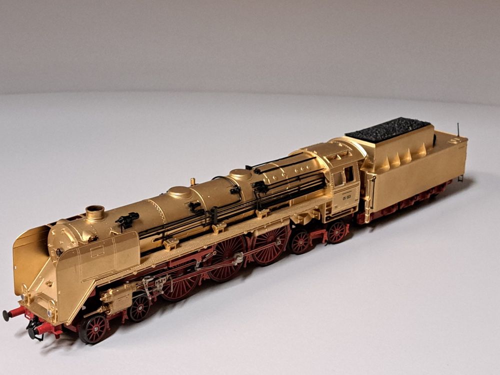 besondere Dampflokomotive HO goldfarbig in Vitrine | Kaufen auf Ricardo