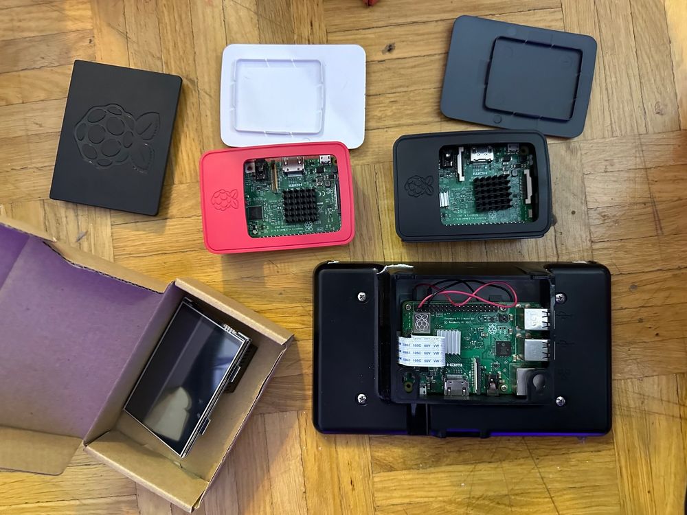 3x Raspberry Pi 3 + 2 Displays + Gehäuse (Gebraucht) in Haag (Rheintal ...