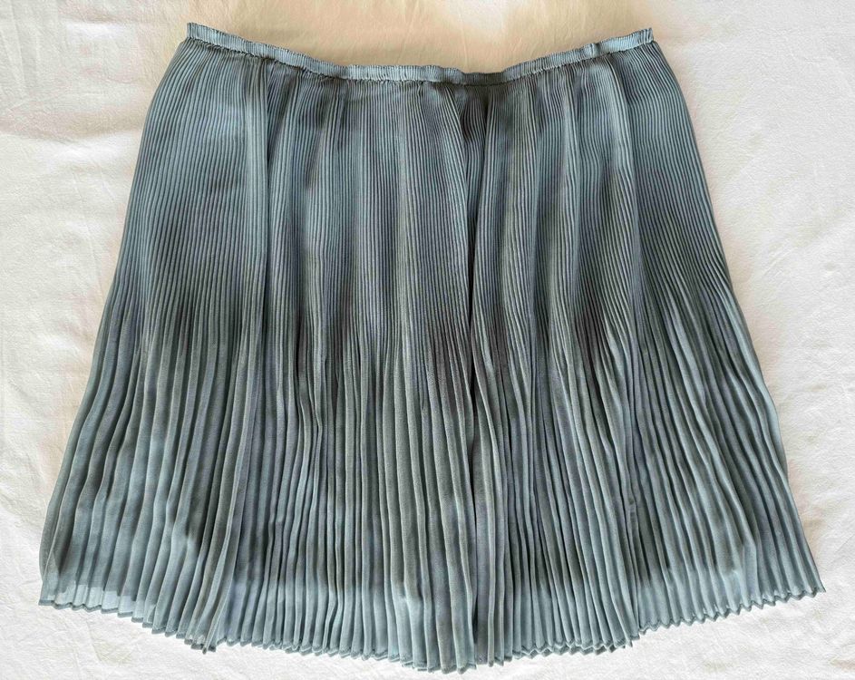 Damen: zwei plissierte Röcke, Top Schwarz, Gr. 38 (Gebraucht) in ...