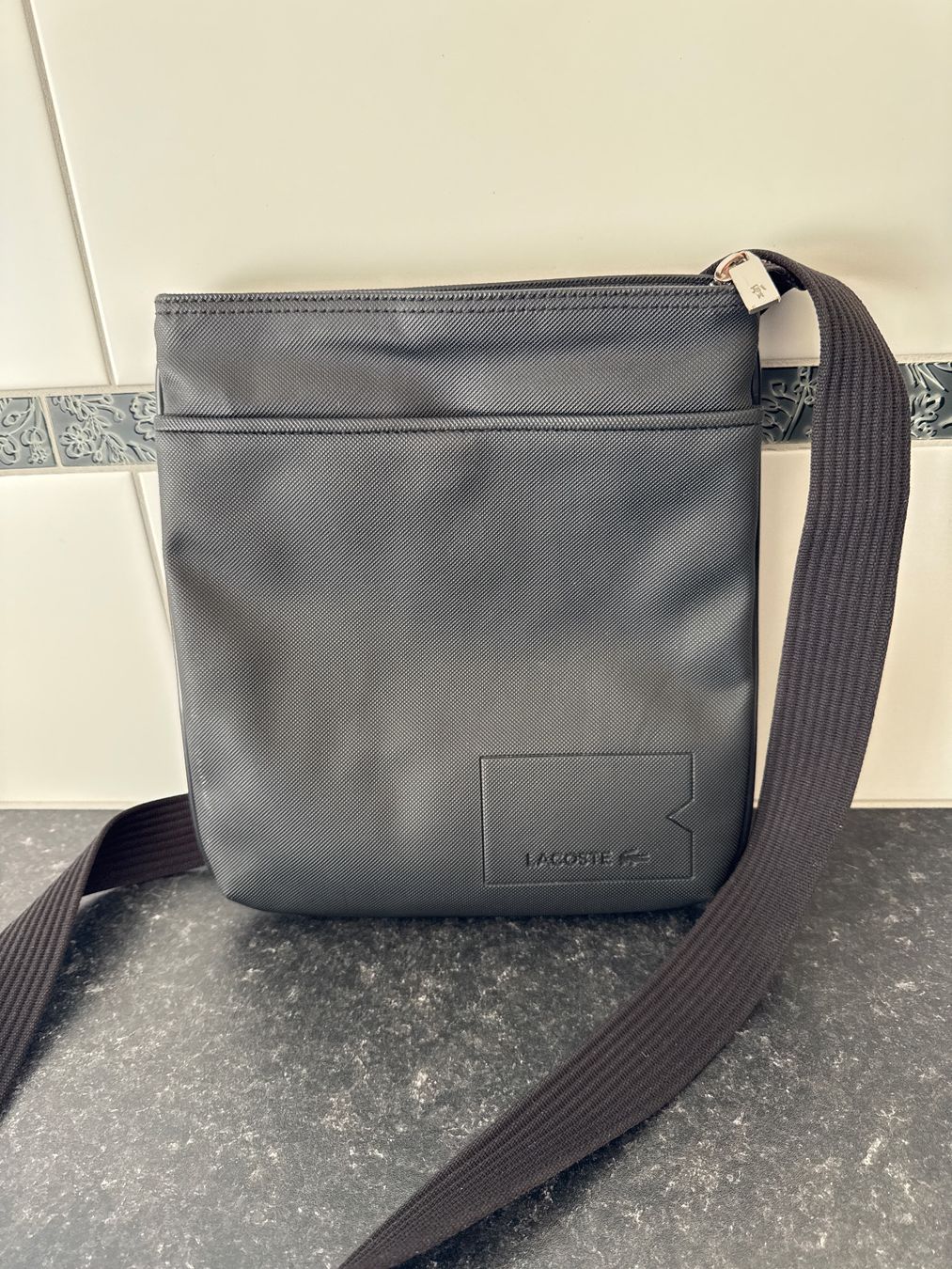 Sac Lacoste en très bon état (D'occasion) à Saillon pour CHF 120 ...