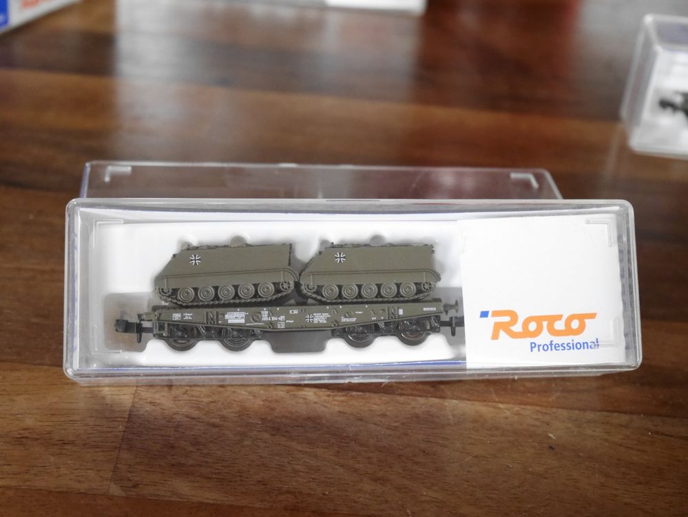 Roco Spur N Güterwagen beladen mit 2 Schützenpanzer. N25597 (Neu und ...