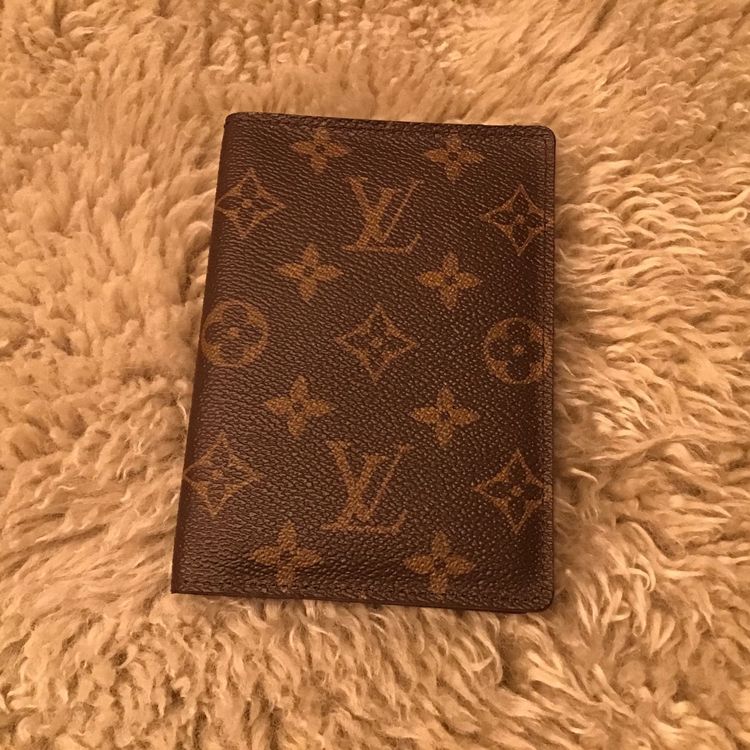 Wunderschöne Reisepasshülle Louis Vuitton Fotos