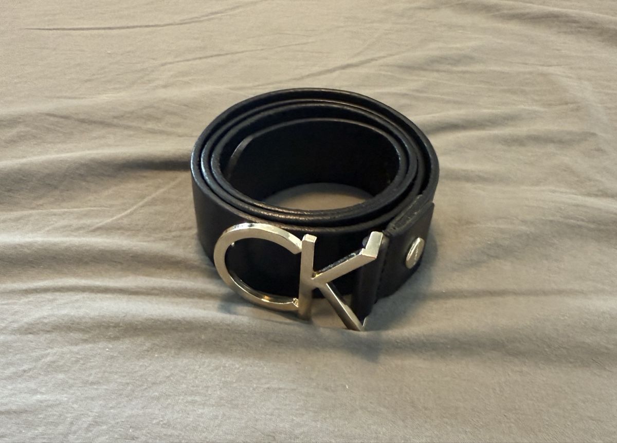 Ceinture noire Calvin Klein boucle CK dorée (Gebraucht) in Sion für CHF ...