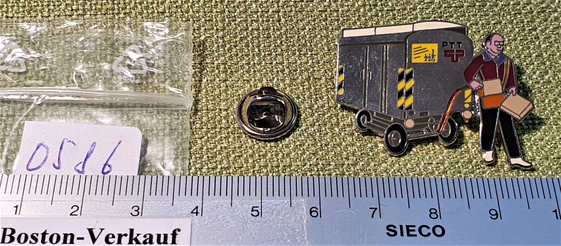 O586 - Pin Die Post PTT Post Zustellung mit Wagen (Gebraucht) in ...