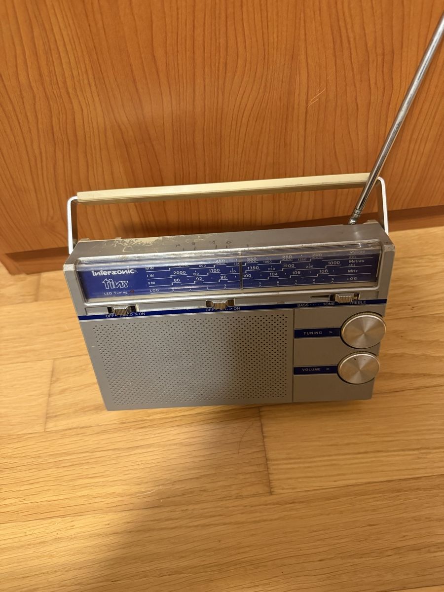 Radio Intersonic Tiny vintage AM/FM, parfait pour l'été! (Gebraucht) in ...