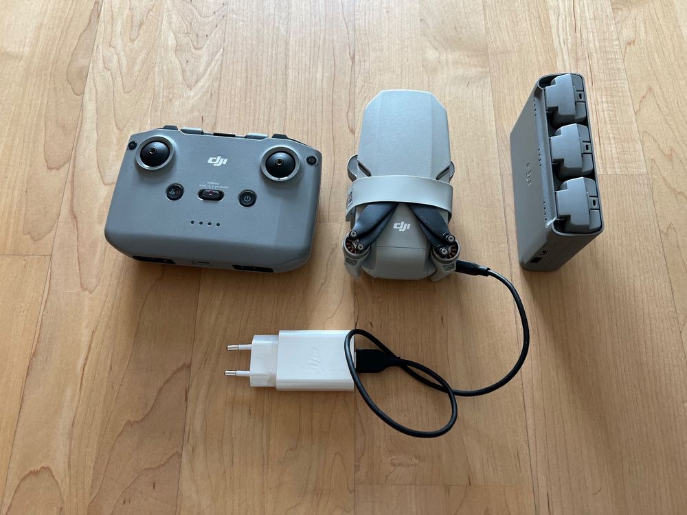 DJI Mini 2 Drohne - Fly More Combo | Kaufen auf Ricardo