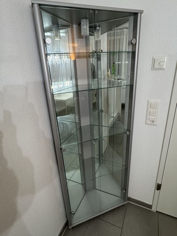 Eckvitrine mit Glastüren, silberfarben, gebraucht (Gebraucht) in Muttenz für CHF 1 – nur ...