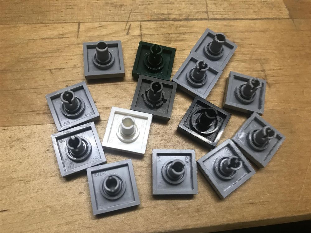 LEGO 14x Platte 2x2 Pin (2476) (Gebraucht) in Müntschemier für CHF 3 ...