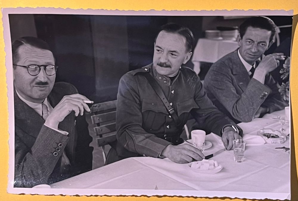 Hist. Fotografie Oberst Picot 1942 beim Café avec.. (Gebraucht) in ...