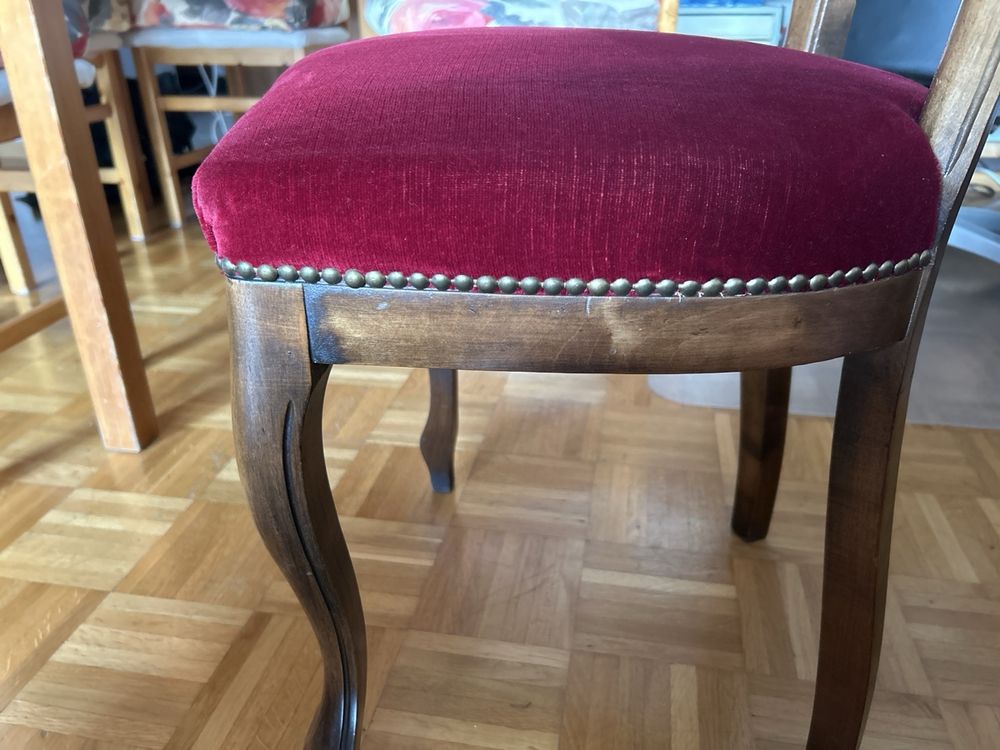 Antiker Stuhl mit rotem Samtbezug, Vintage Look Top Zustand! (Neu ...