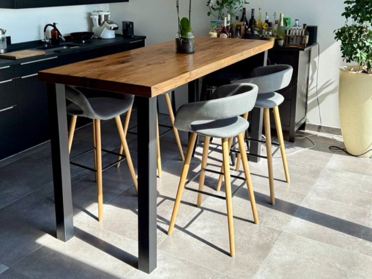 Table haute en bois massif Pfister + 4 tabourets (Gebraucht) in Boudry ...