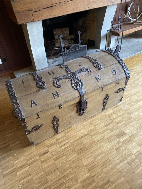 Coffre ancien en bois massif fer forgé | Kaufen auf Ricardo
