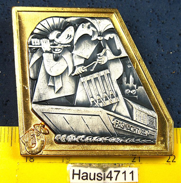BASEL FASNACHT PLAKETTE GOLDIG 1974 OHNE NADEL (Gebraucht) in Ettingen für CHF 0.95 – mit ...