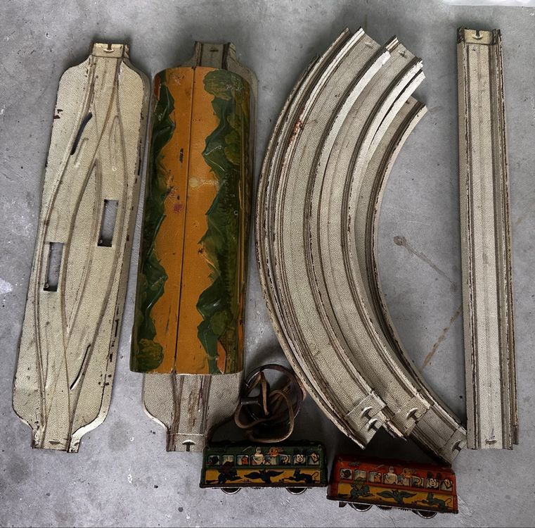 Blechbahn mit Spurschienen und zwei Fahrzeugen ab 29.- (Defekt) in ...