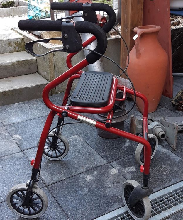Rollator rot (D'occasion) à pour CHF 1 – retrait uniquement | Acheter ...