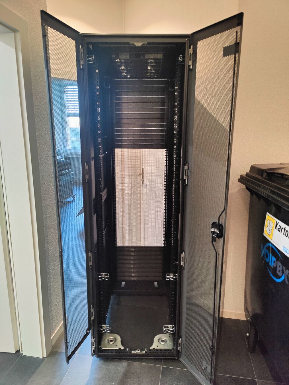 HP Server Rack 42U (Gebraucht) in Luzern für CHF 50 – nur Abholung auf Ricardo kaufen