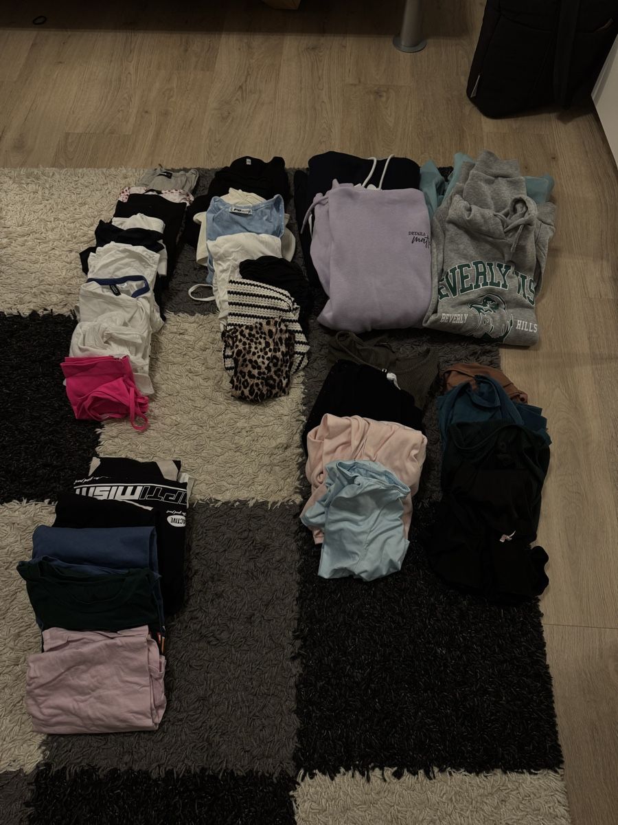 Grosses Oberteil-Paket, Grösse S (Gebraucht) in Bülach für CHF 30 – mit ...