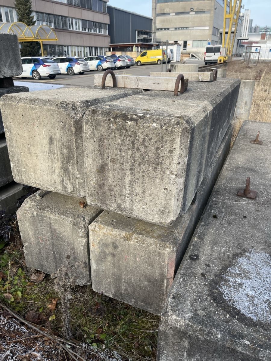 Beton Sockel gebraucht, ideal für den Garten im Frühling (Gebraucht) in ...