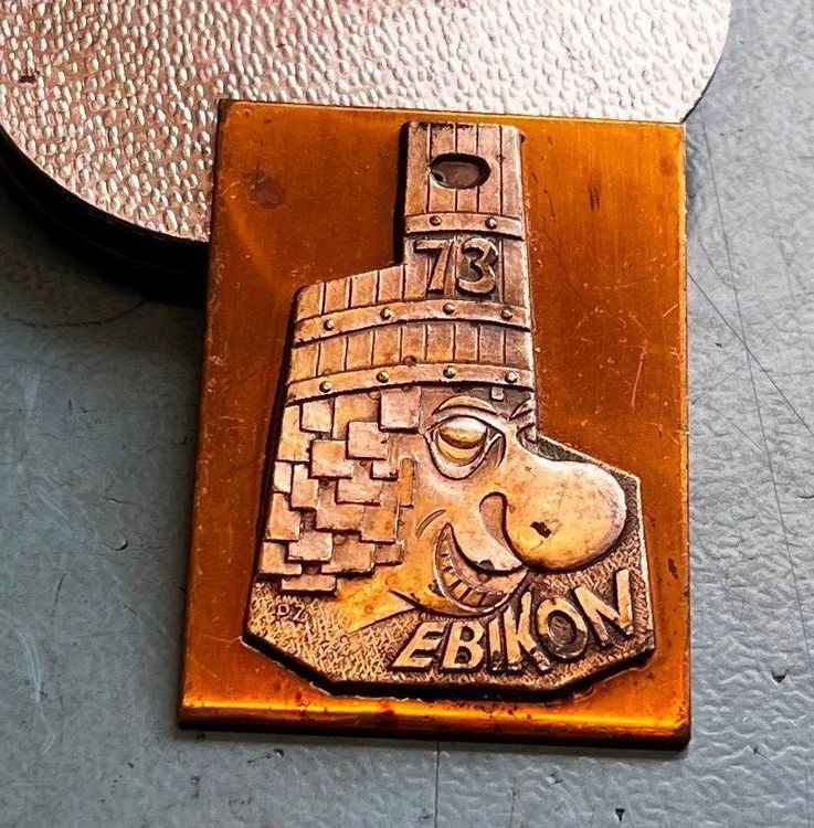 Fasnachtsplakette Ebikon Gold 1973 (Gebraucht) in Obernau für CHF 3 – mit Lieferung auf Ricardo ...