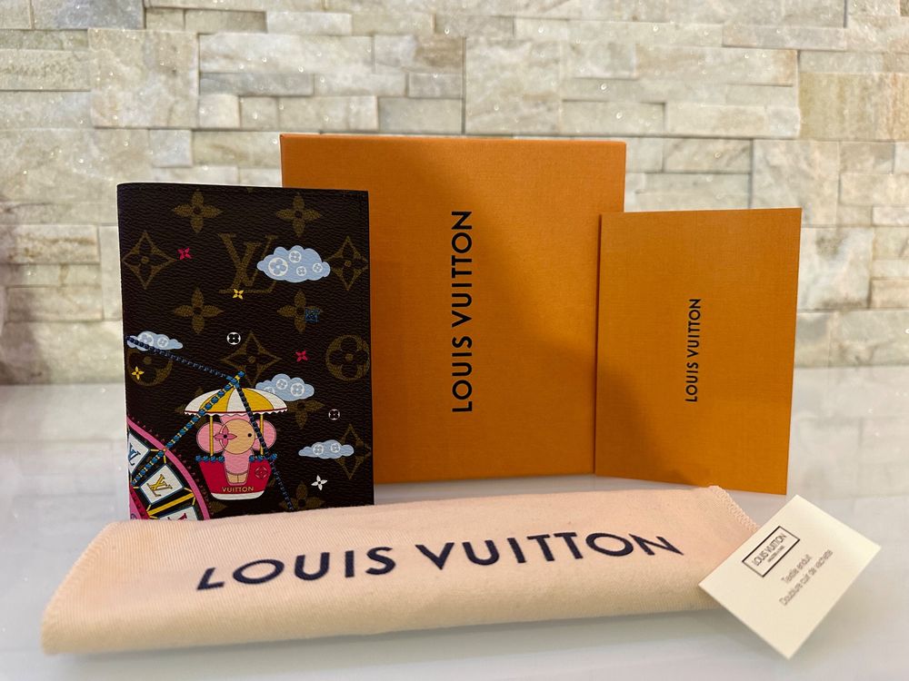 Wunderschone Louis Vuitton Reisepasshulle Fotos
