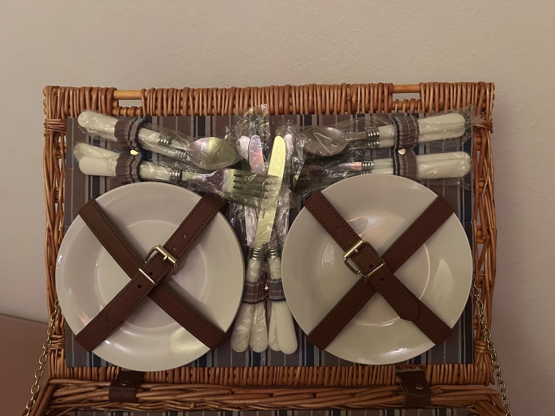 Neuer Picknick Korb mit Teller, Besteck und Tasse für 4 Pers (Neu ...