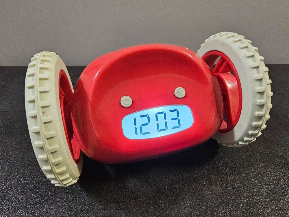 Rolling Alarm Clock Clocky, die rollende Wecker-Uhr, rot. (Gebraucht ...