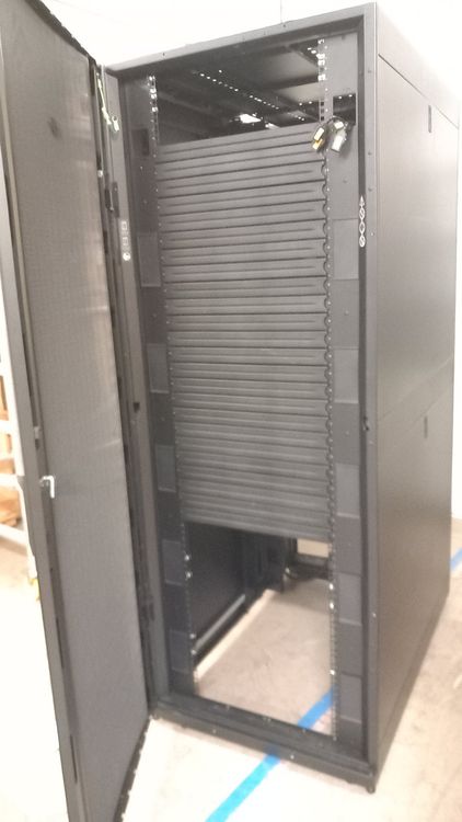 APC AR3350 Netshelter Rack, mit 2 x PDU 8886 32A | Kaufen auf Ricardo