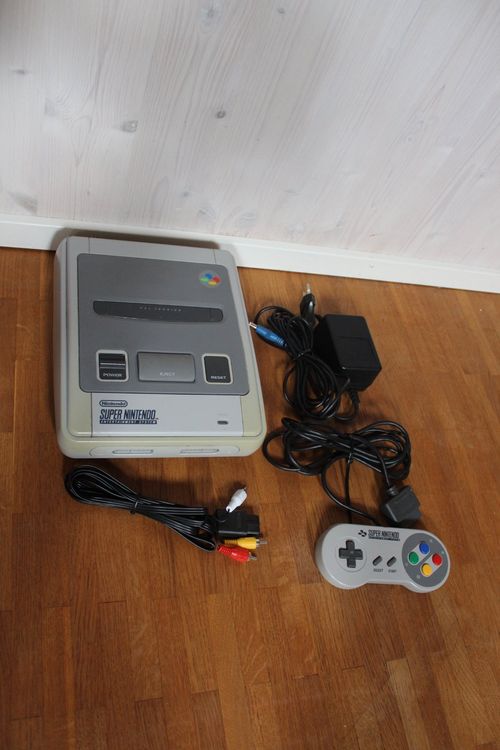 Super Nintendo / SNES / inkl. Kabel und Controller (Gebraucht) in für ...