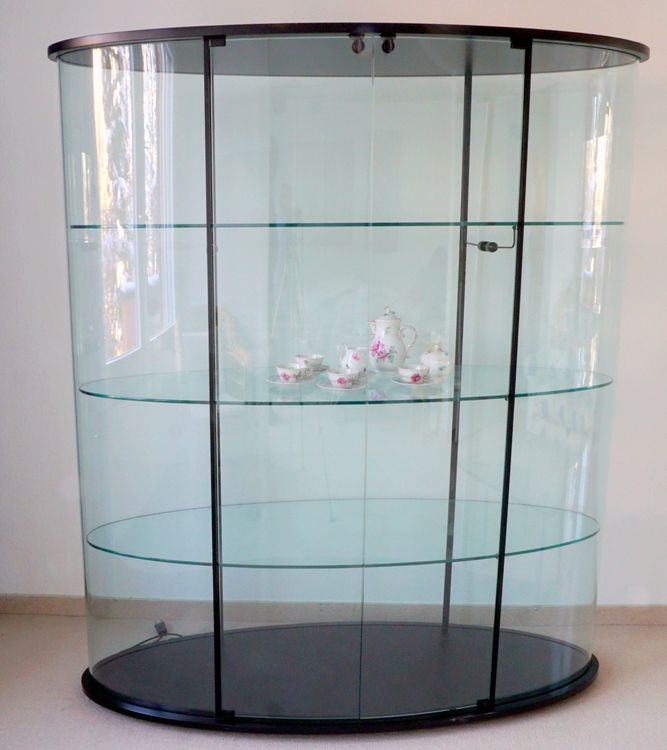 Glasvitrine oval, beleuchtet 140 x 50 x 162 cm | Kaufen auf Ricardo
