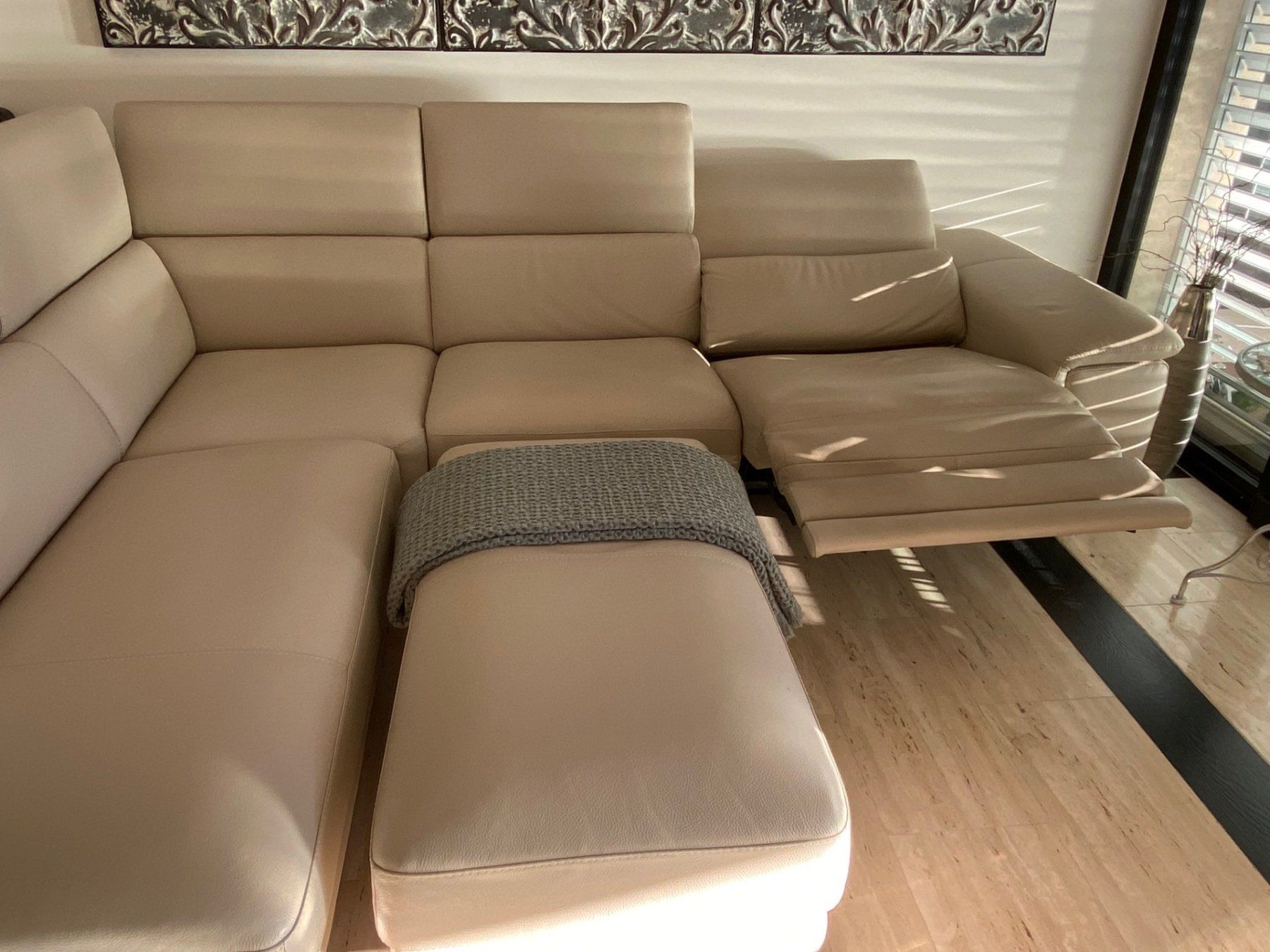 Grand canapé en cuir en L avec pouf. (D'occasion) à Brissago pour CHF ...